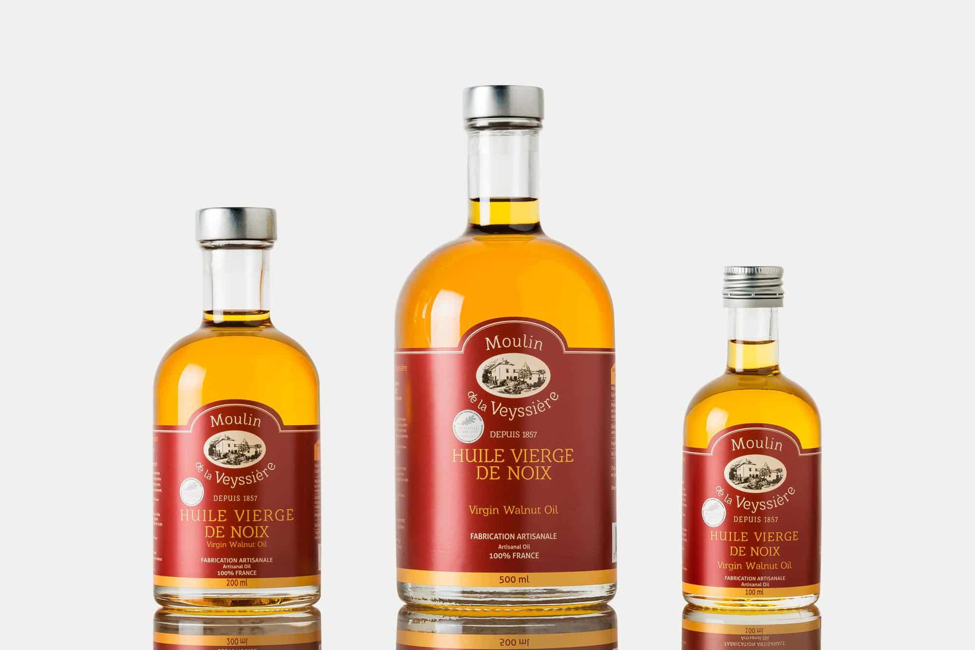 Huile de noix artisanale fabriquée dans la plus grande tradition au ... Huile de noix artisanale fabriquée dans la plus grande tradition au ...
