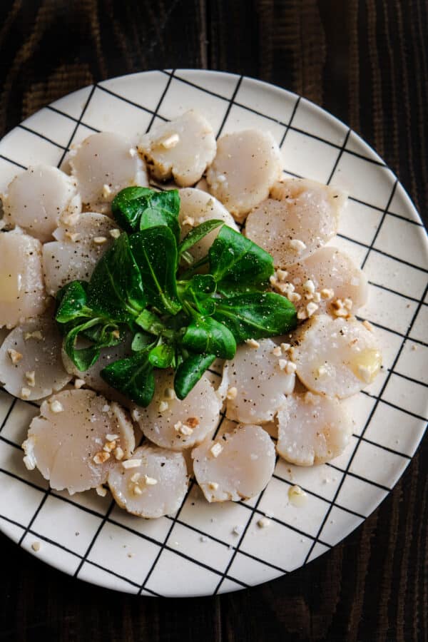 Carpaccio de Saint-Jacques et éclats de noisettes - Moulin de la Veyssière