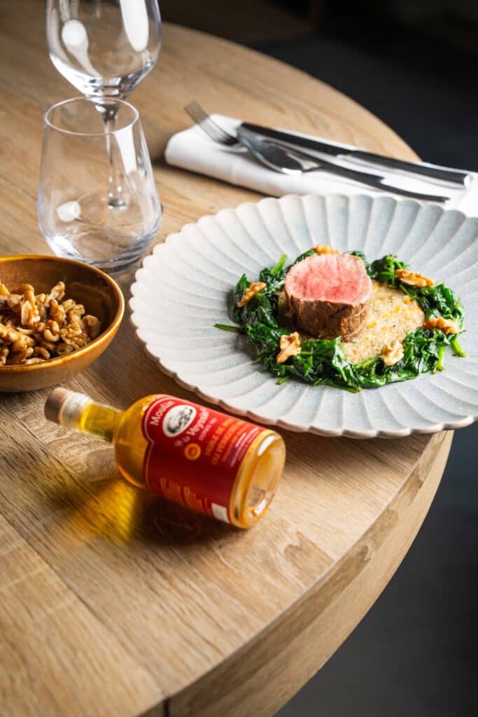 Viennois aux noix, noix de veau rôtie, pousses d’épinards, jus au Porto ...